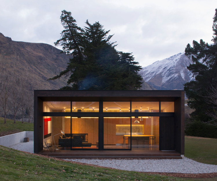 A Queenstown guest cottage reveals the joy of dreaming small | HOME ...