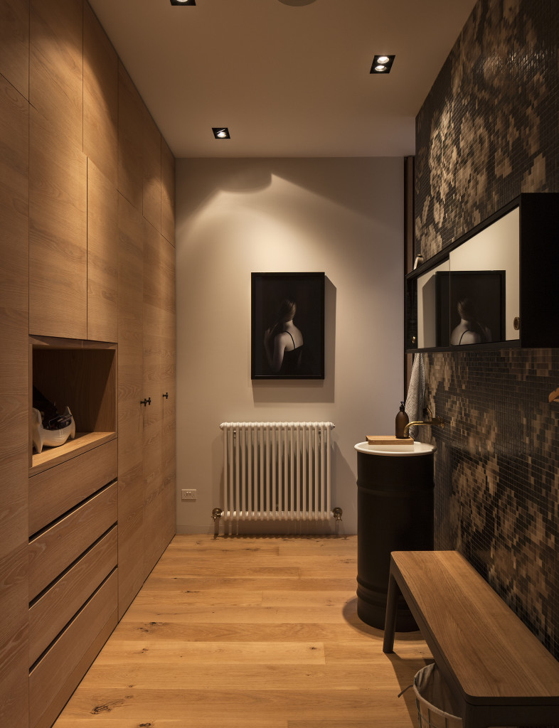 An elegant ensuite and dressing room design